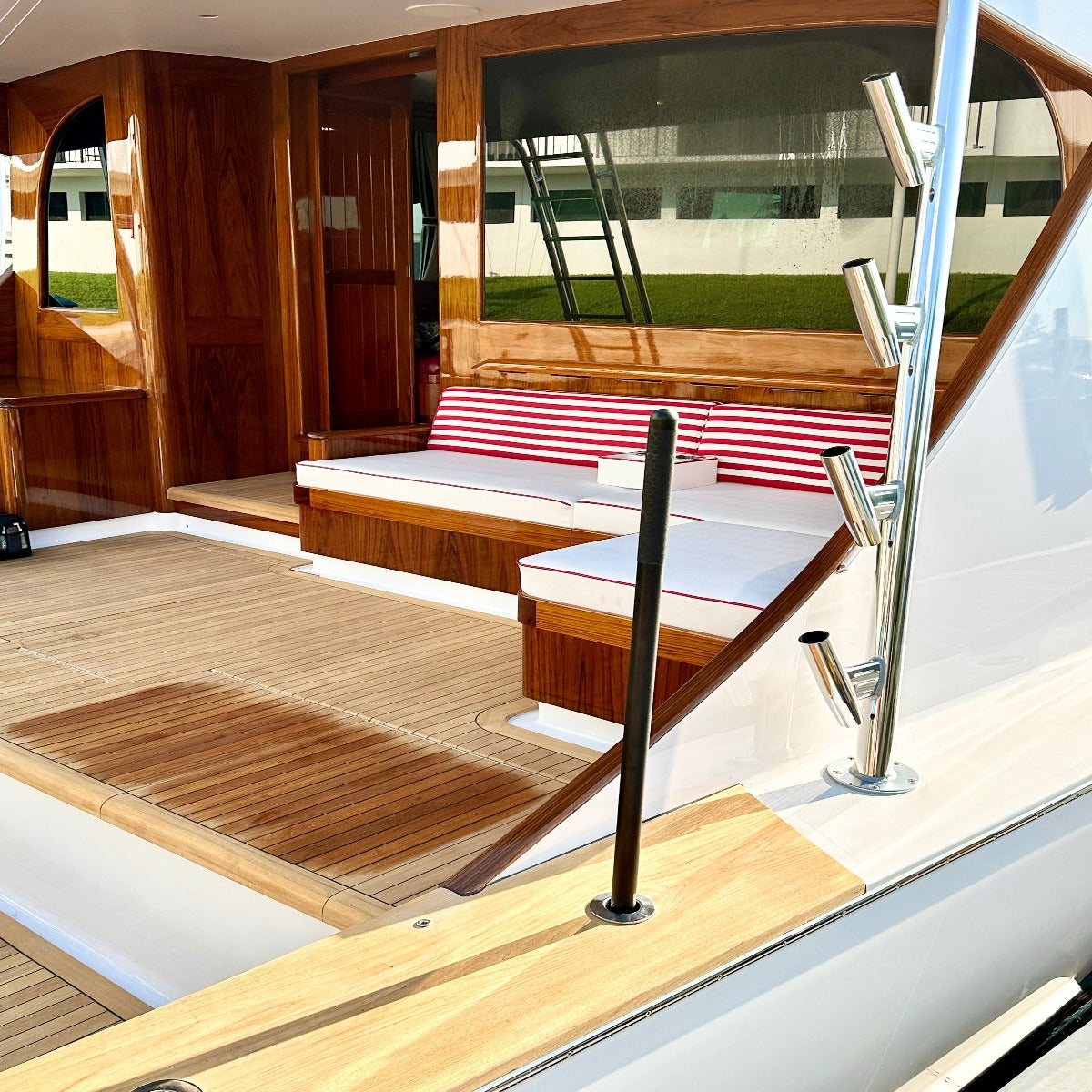 Boarding grab rail in Black powder coated aluminum