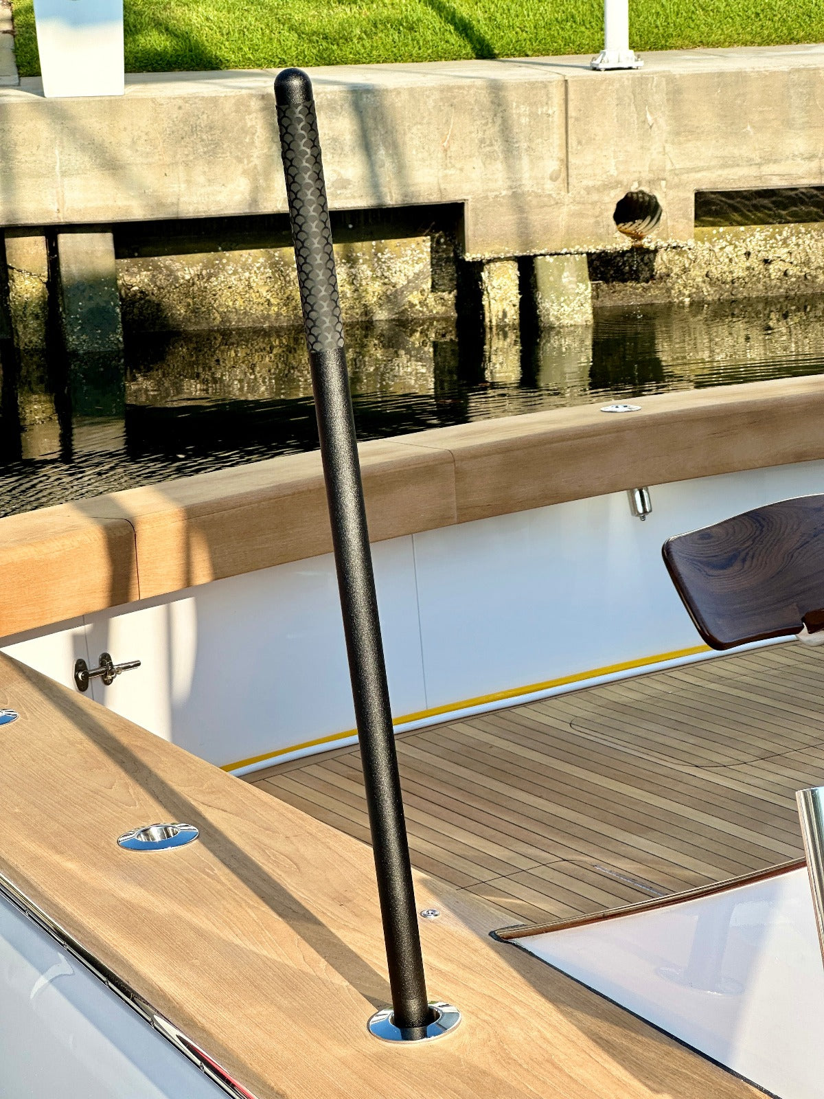 Boarding grab rail in Black powder coated aluminum